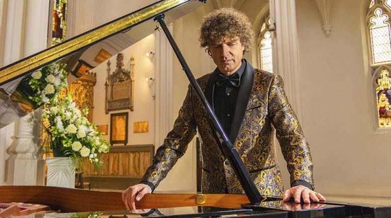 Ian Mulder's 'Crowns of Christ' is a feast of faith for the ears and heart