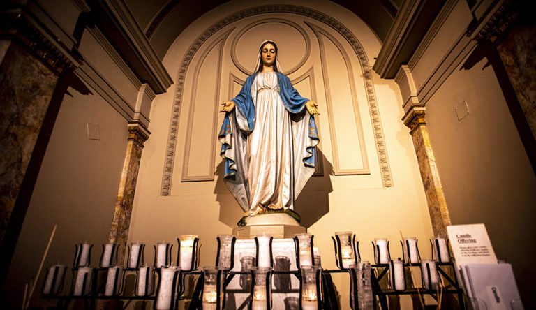 Is there proper statue etiquette in churches?