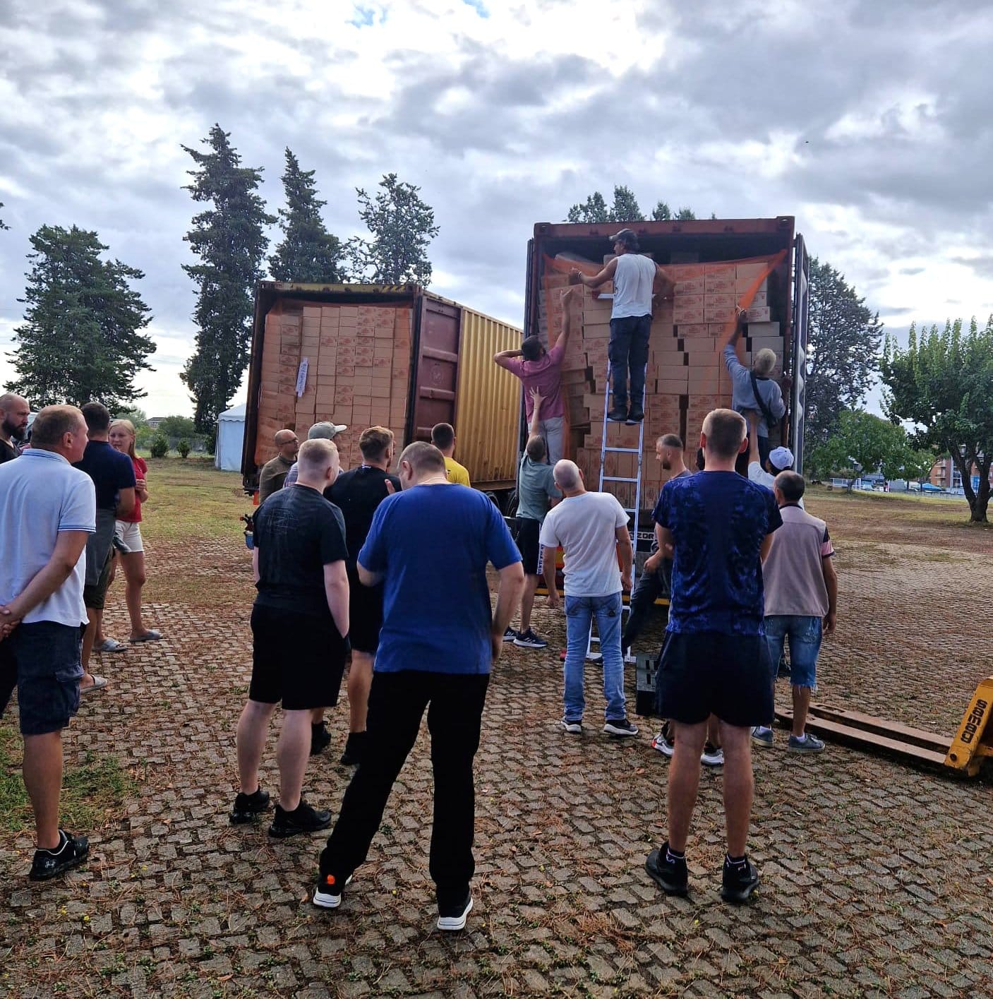 Homeless heroes unload aid for Ukraine, receive pope's gratitude