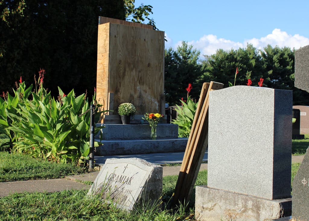 Former Soviet political prisoners urge unity amid WWII memorial row