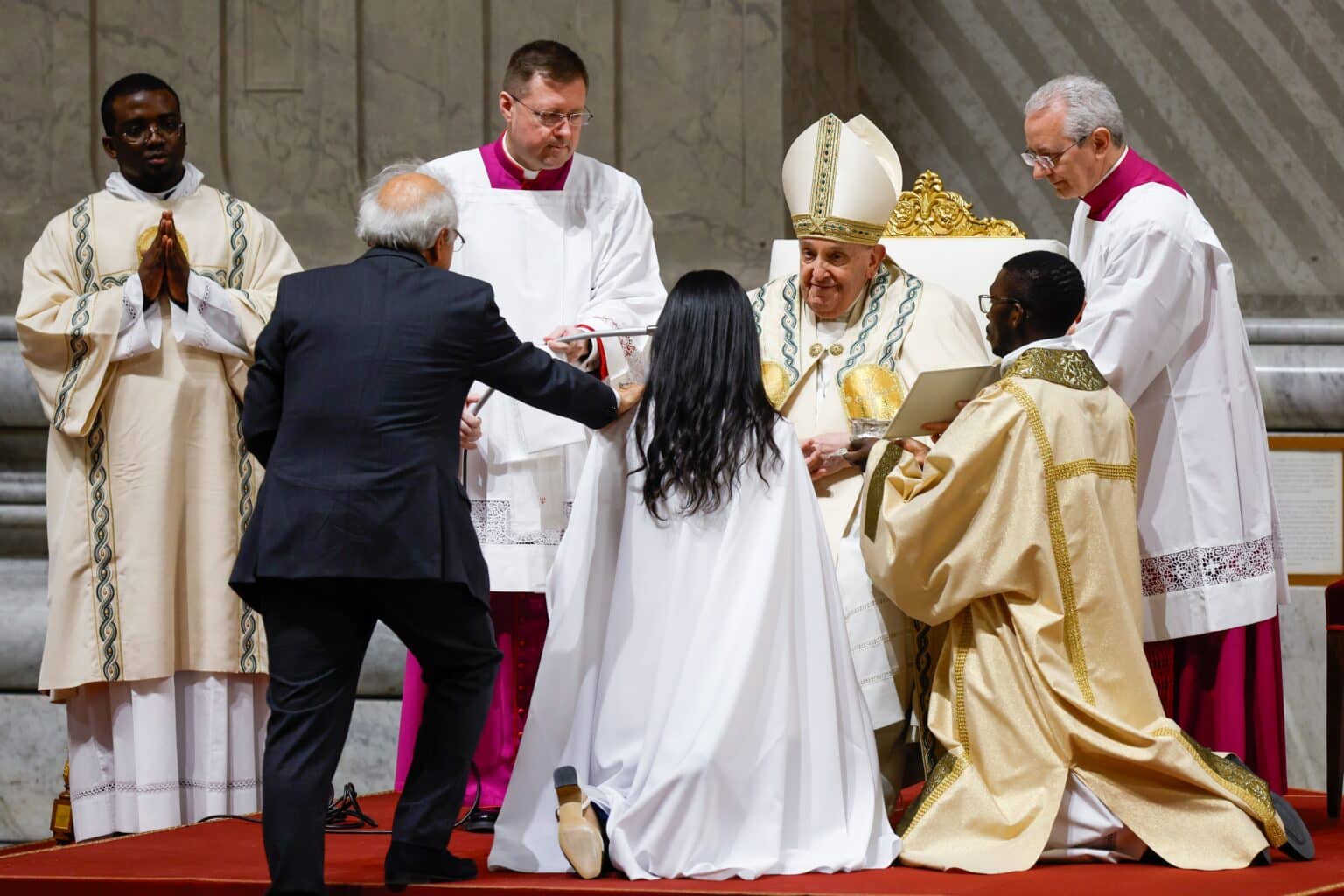 No failure will doom us to despair, pope says on Easter