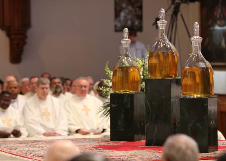 What kind of oil can be used in the sacraments?