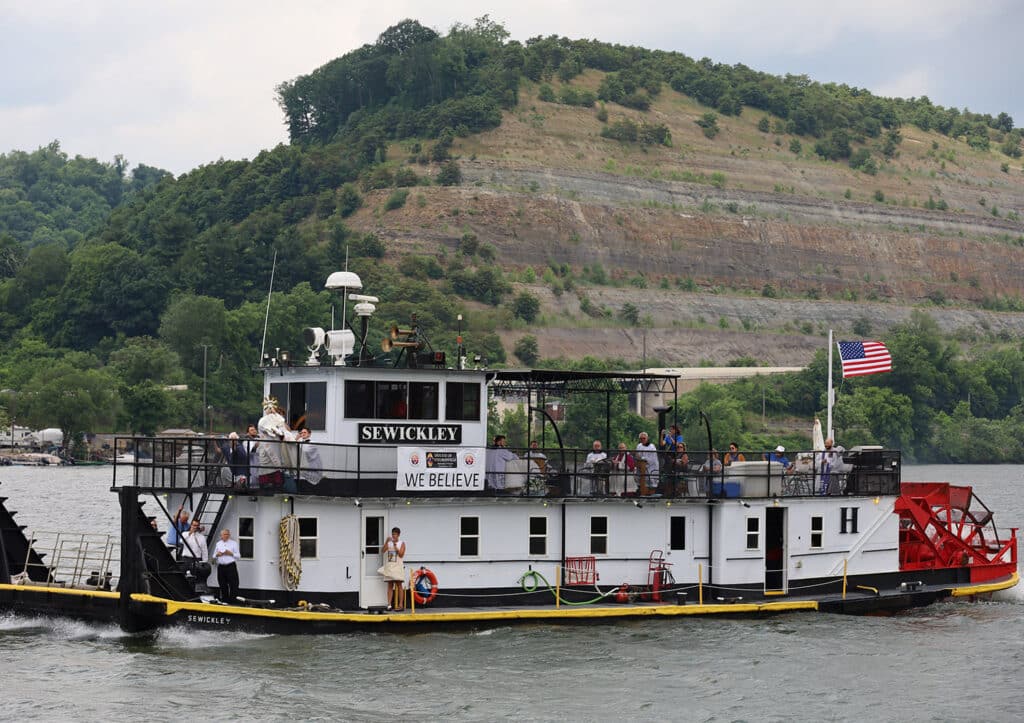 Amazing photos: Sternwheeler carries Blessed Sacrament down Ohio River