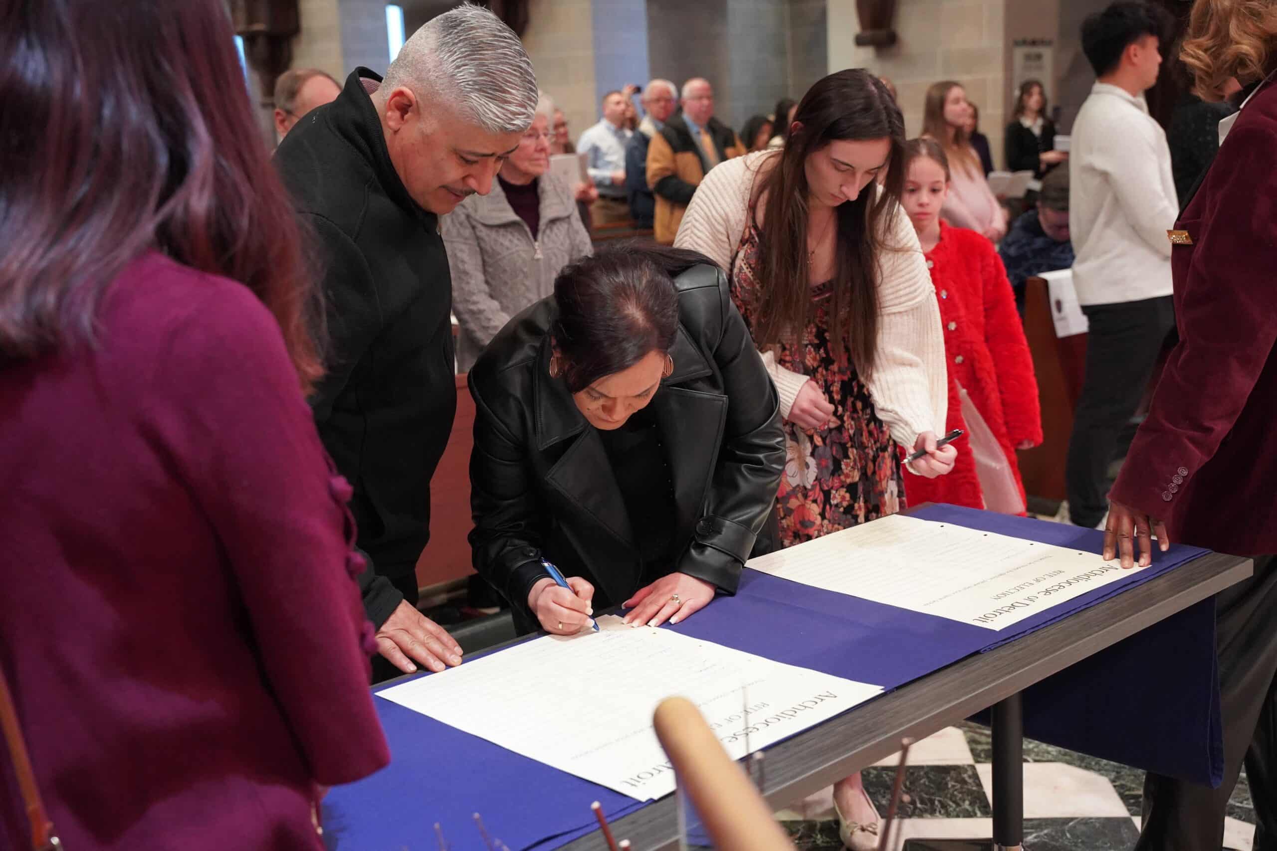 977 to Join the Church this Easter in the Archdiocese of Detroit