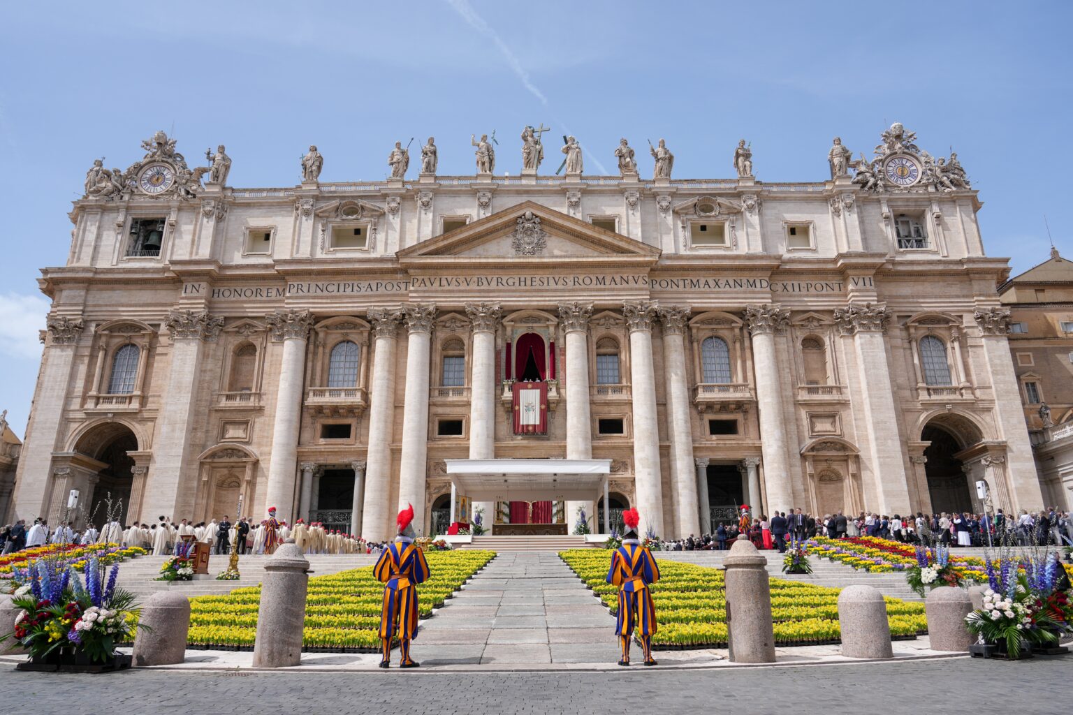Jesus' resurrection makes pilgrims of hope, pope says on Easter